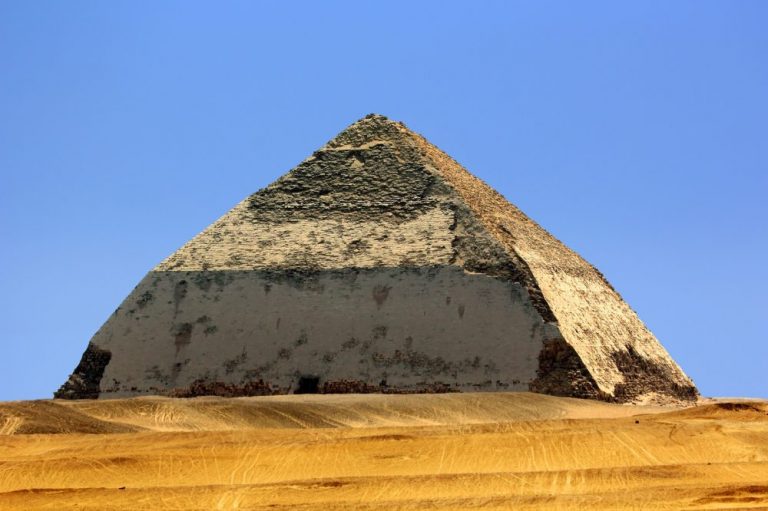 7 Facts About Ancient Egypt's Red Pyramid — Curiosmos