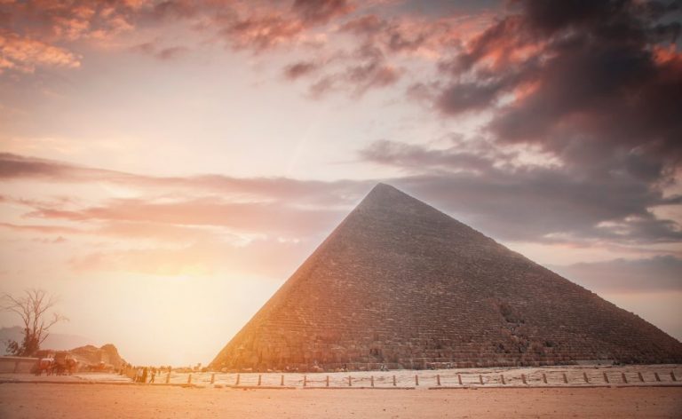 A 6-Million-Ton Ancient Wonder: The Enormous Great Pyramid of Egypt ...