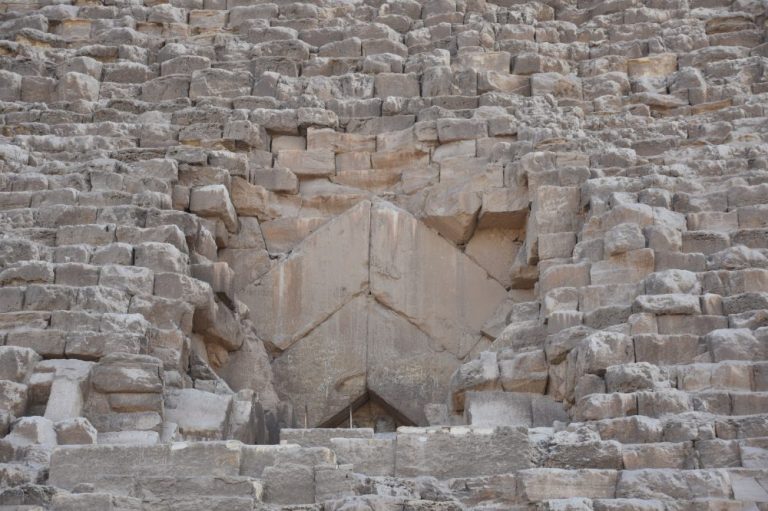 25 Images That Show the Massive Size of the Great Pyramid of Giza ...