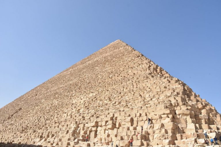 25 Images That Show the Massive Size of the Great Pyramid of Giza ...