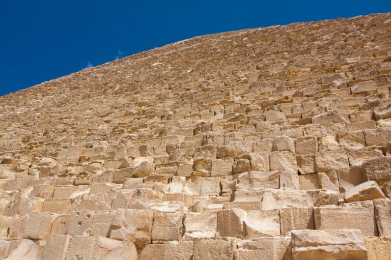 25 Images That Show the Massive Size of the Great Pyramid of Giza ...
