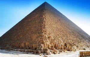 25 Images That Show the Massive Size of the Great Pyramid of Giza ...