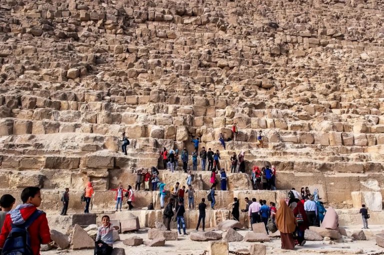25 Images That Show the Massive Size of the Great Pyramid of Giza ...