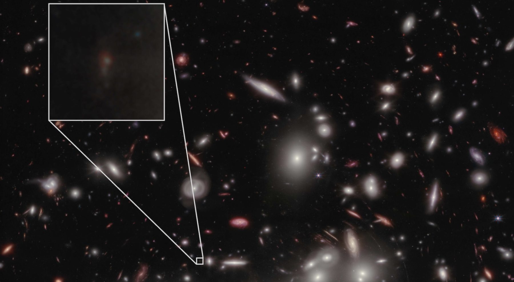 Hubble Finds Mysterious "Cross" At the Center of a Galaxy — Curiosmos